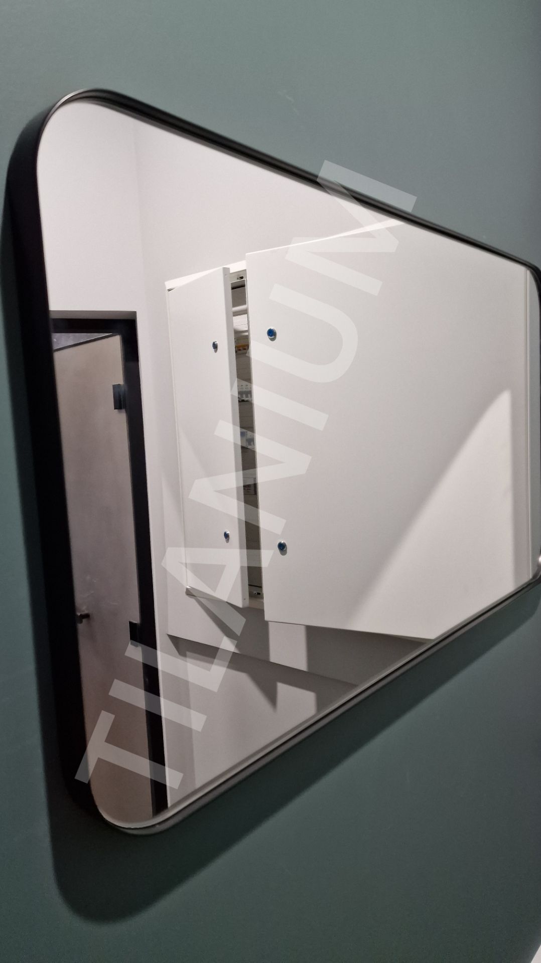 Зеркало в черной тонкой металлической раме