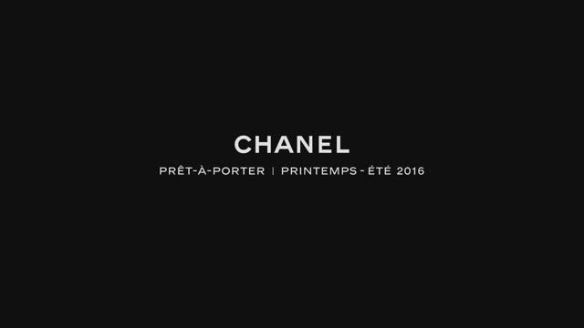 Показ женской коллекции Chanel весна-лето 2016
