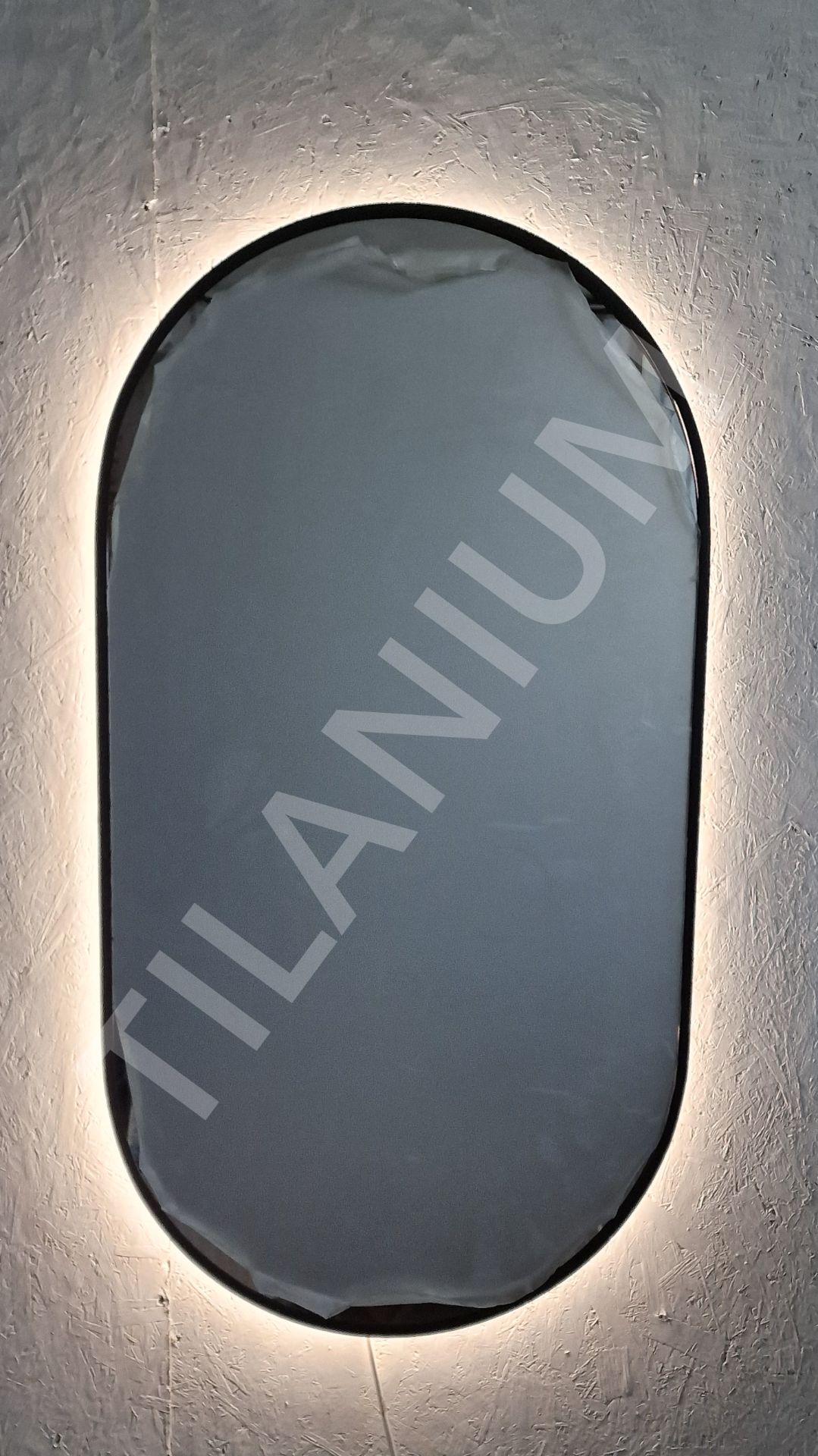 Зеркало в черной металлической раме