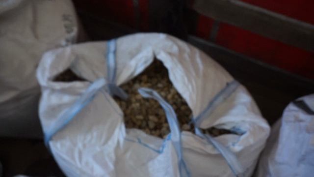 Галька и каменная крошка, доставка на розничную точку Москвы.