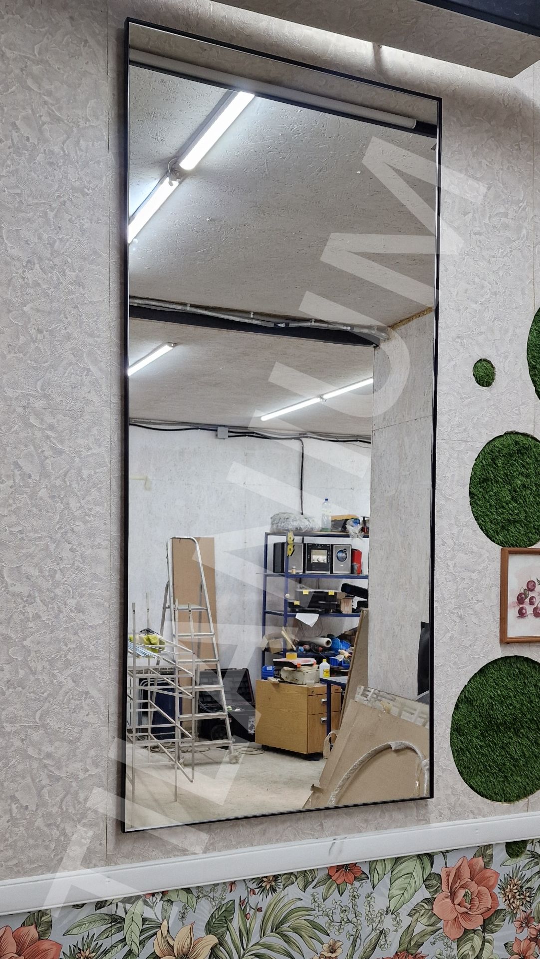 Зеркало в черной тонкой металлической раме