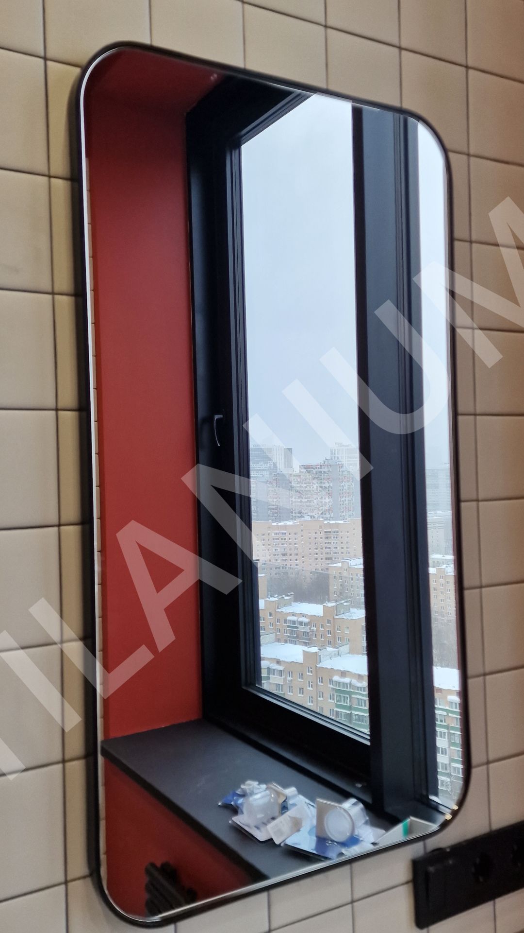 Зеркало в черной тонкой металлической раме