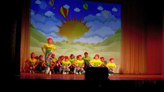 Танец "Давай жить дружить" - Учащиеся Детской школы искусств