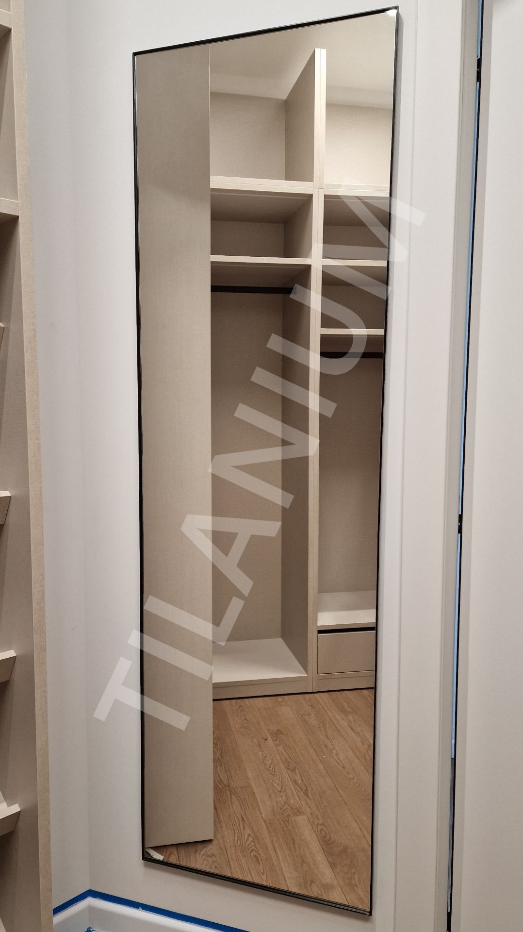 Зеркало в черной тонкой металлической раме