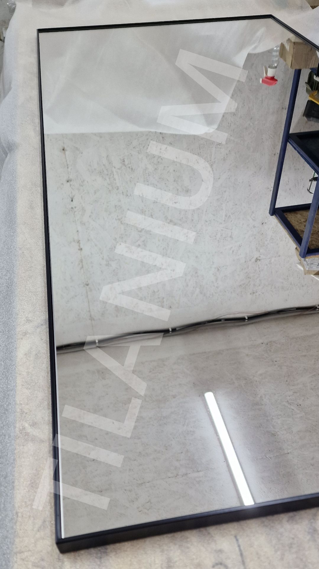 Зеркало в черной тонкой металлической раме