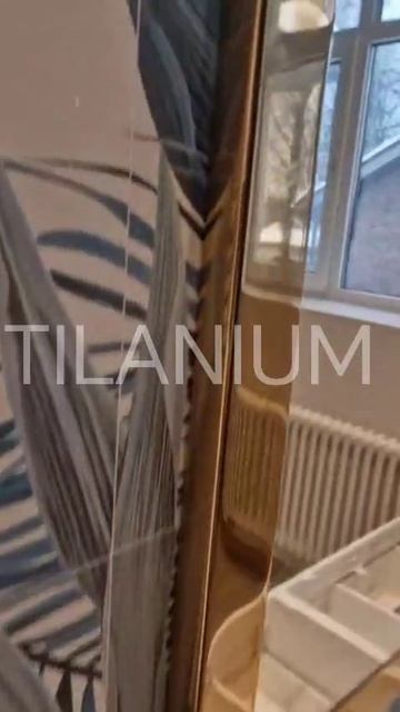 Зеркало в глянцевой золотой раме