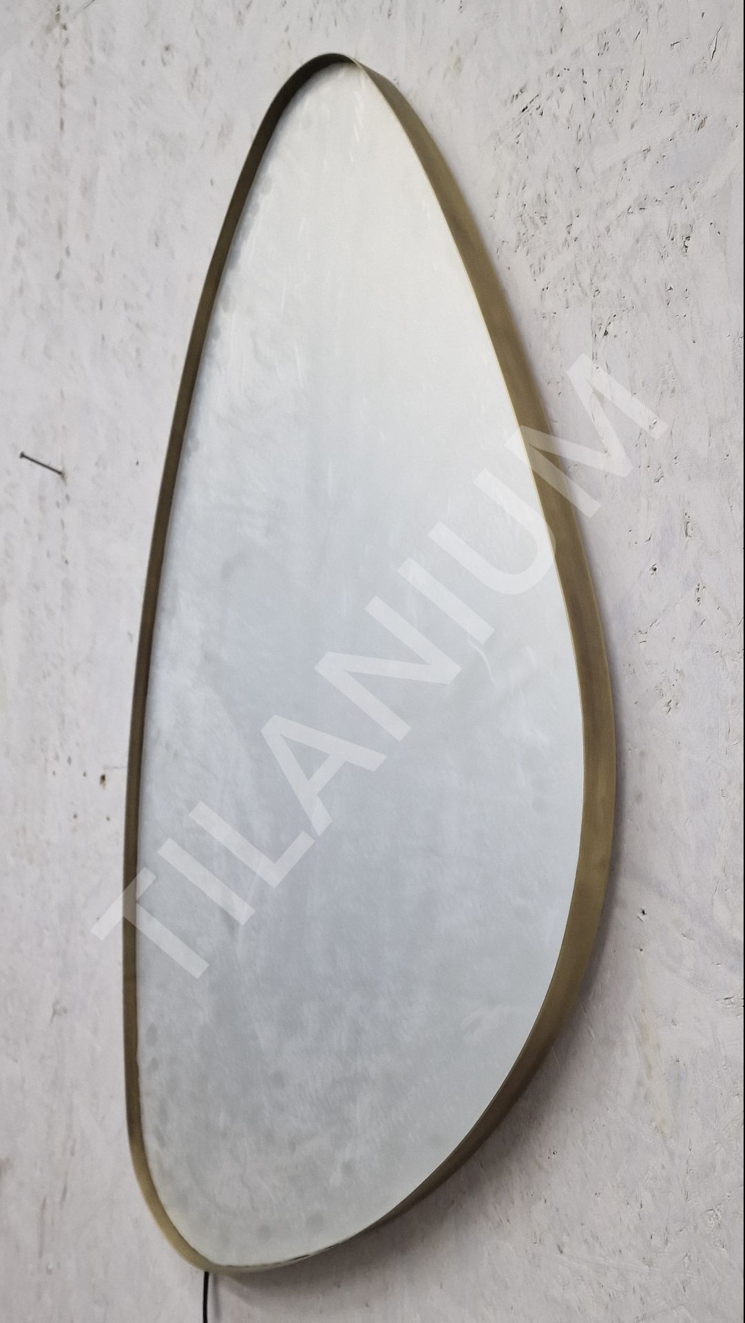 Зеркало в тонкой патинированной раме из латуни