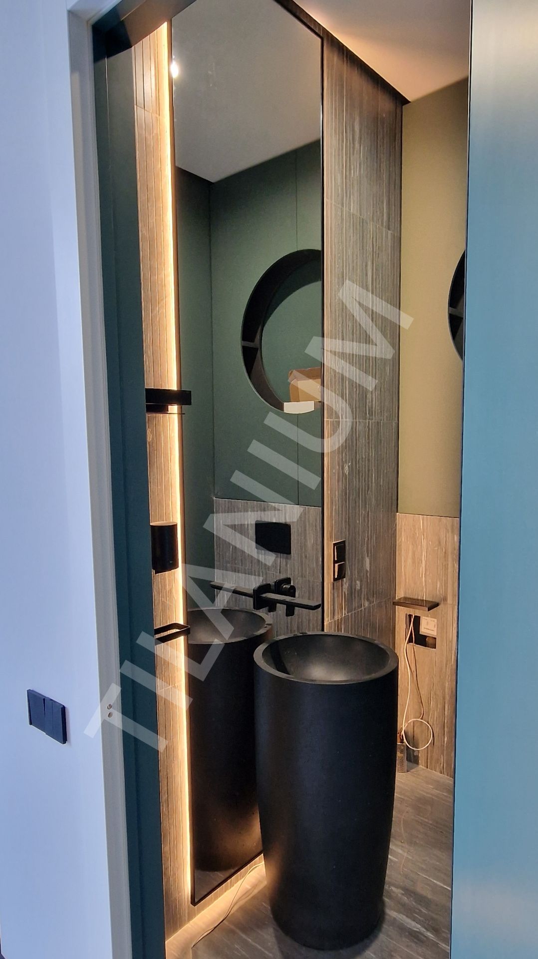 Зеркало в черной тонкой металлической раме с вырезом под смеситель