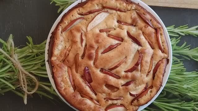Шарлотка на кефире: выходит намного вкуснее обычного бисквита /  Пирог с яблоками / Рецепт шарлотки