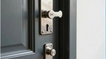 Как вставить новый замок в старые отверстия двери?