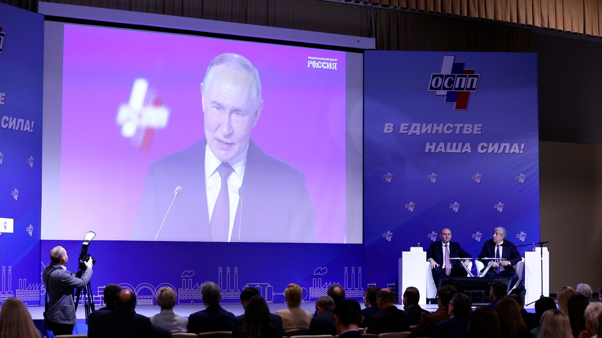 Губернатор Оренбургской области вручил награду металлургам.