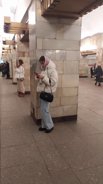 Станция метро Гражданский проспект Ленинград Санкт-Петербург интерьер, пассажиры поезд