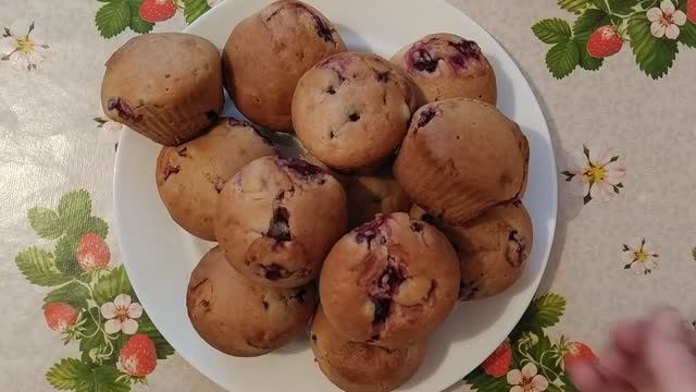 Бесподобно лакомые маффины с вишней. Можно делать с разными начинками. В любом случае будет вкусно