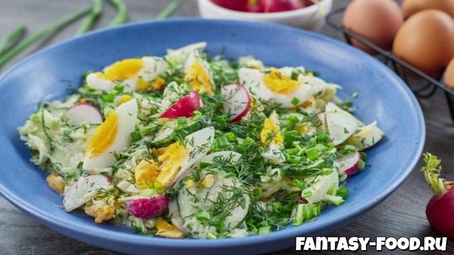 Весенний салат с редисом, огурцом и яйцом