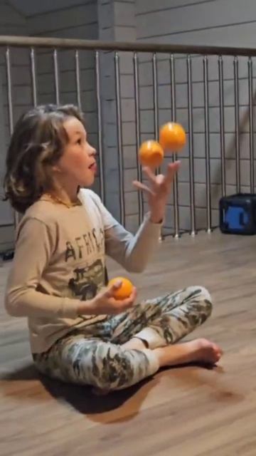 Жонглирование тремя мячами от Николая Пименова #цирконлайн #цирковаябанда #цирк #нейроупражнения