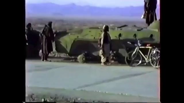 Советский БТР-60 и афганские моджахеды, 1980-е.