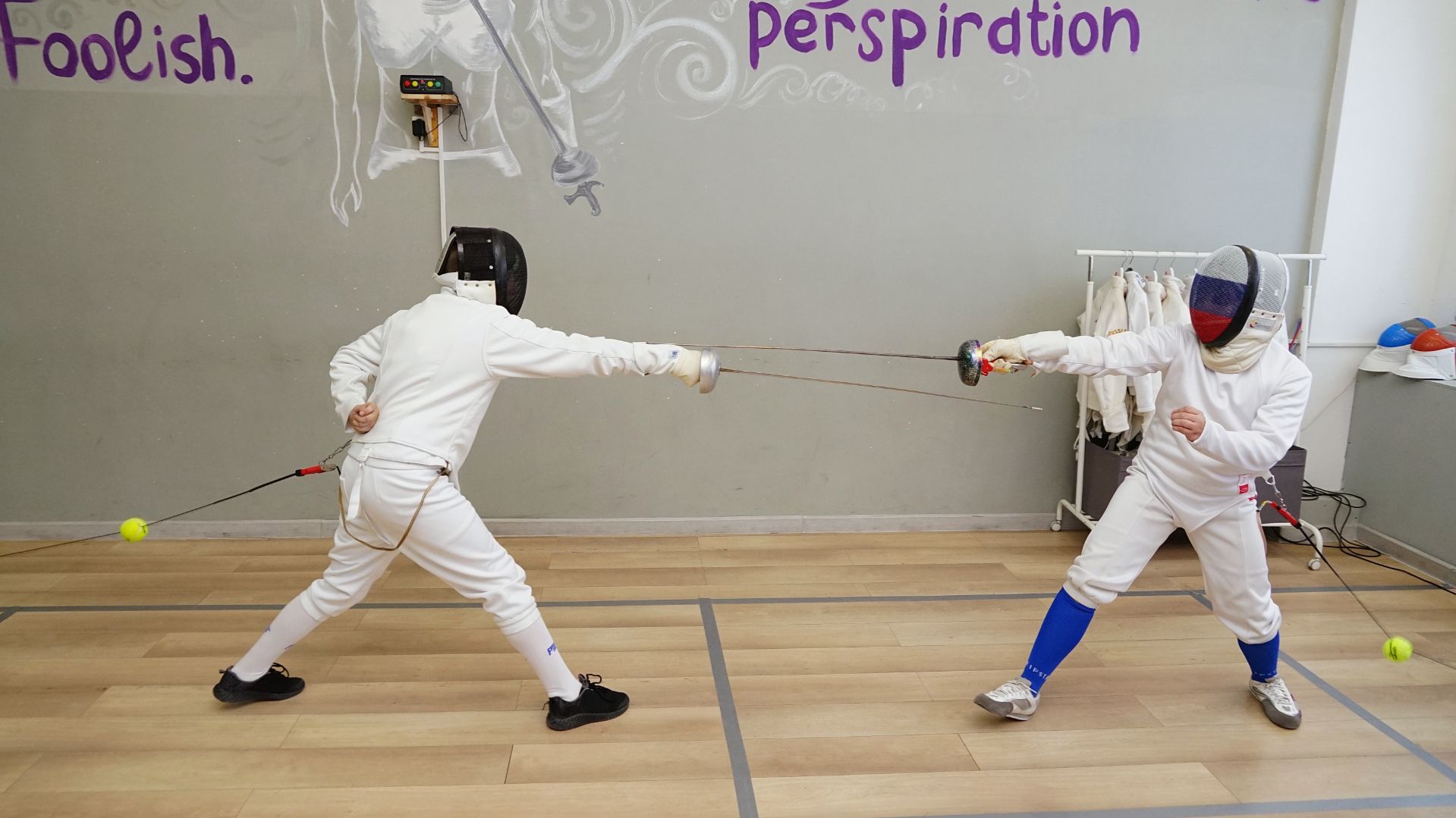 Тренировка по фехтованию на шпагах: Экстремальные развлечения Агентства Экстрима АХАА