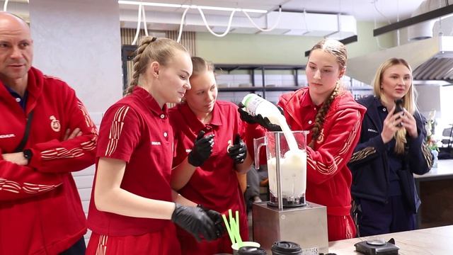 Команда волейболистов освоила приготовление спортивных коктейлей в Уральской кулинарной академии