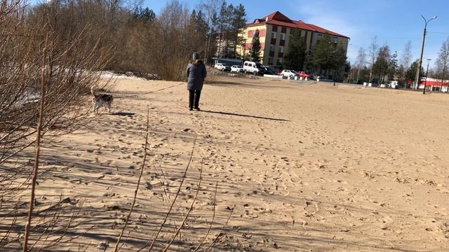 Красивое зрелище потрескивая льдинами идёт ледоход