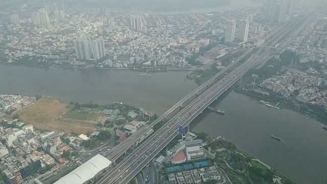 Стеклянный мостик в Landmark 81 — небоскрёб в городе Хошимин. Вьетнам. Январь 2026.