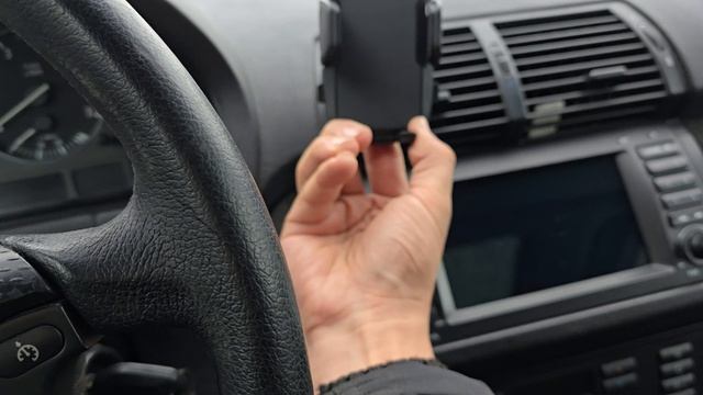 BMW X5. Прикупил держатель для смартфона.