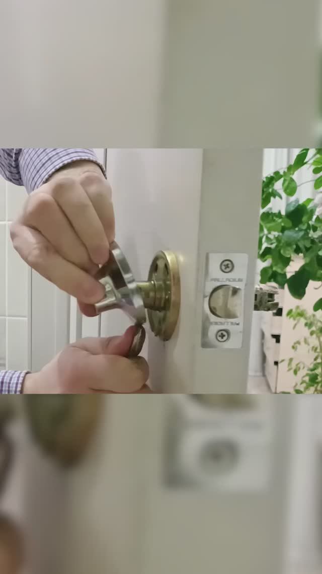 Полная замена ручки межкомнатной двери своими руками за 47 секунд 🚪🔧 #shorts