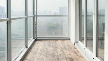 Вариант отделки балкона пластиком и ламинатом.