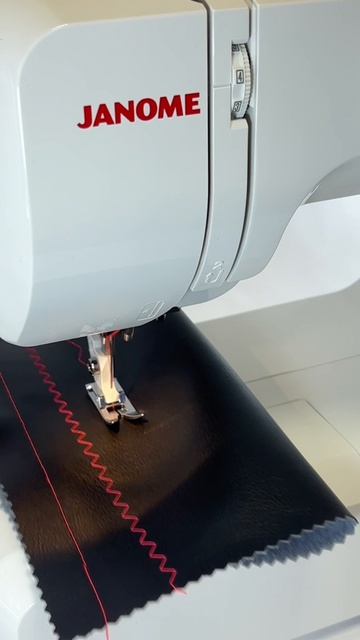 Электромеханическая швейная машина Janome Escape V-12