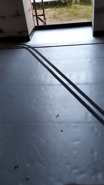 Штробы в пенопласте для укладки труб холодной и горячей воды и подводящих участков теплого пола