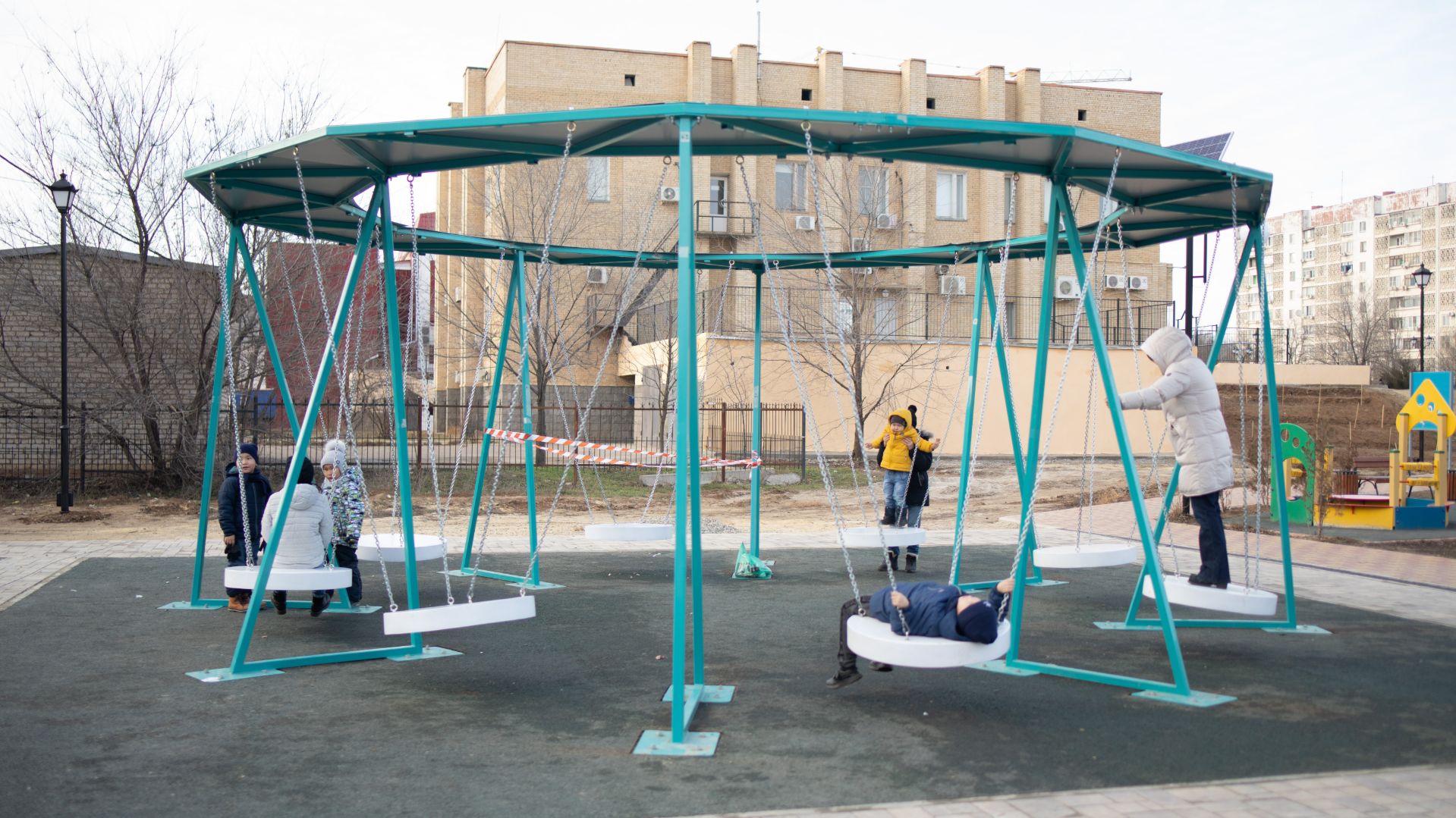 Городские качели