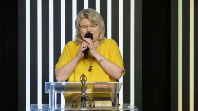 Цвети вопреки. Елена Нтумба Казади.