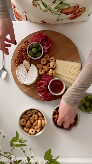 Как оформить закусочную тарелку? 🧀 🥨🍷