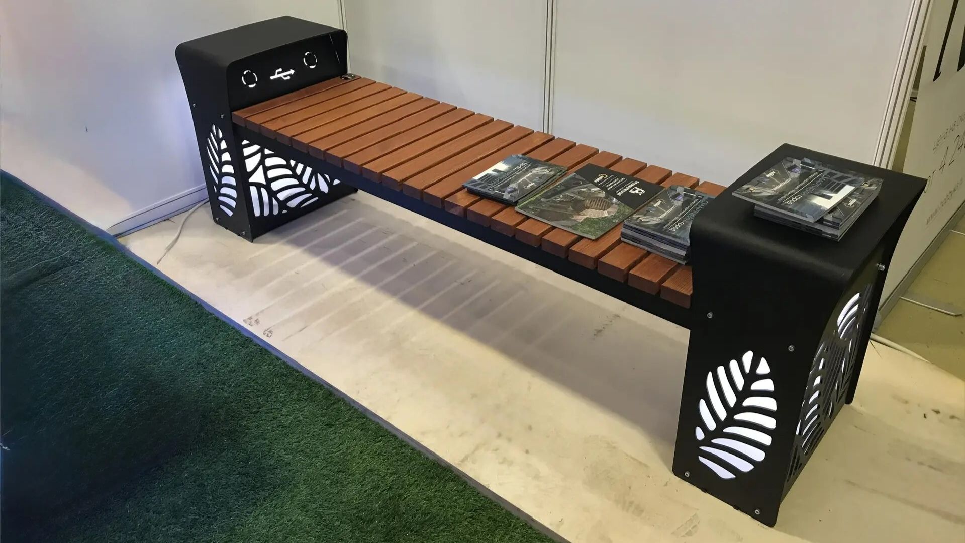 Скамейка стальная «Полтава» с зарядкой для телефонов на выставке Импортозамещение. Сделано в России