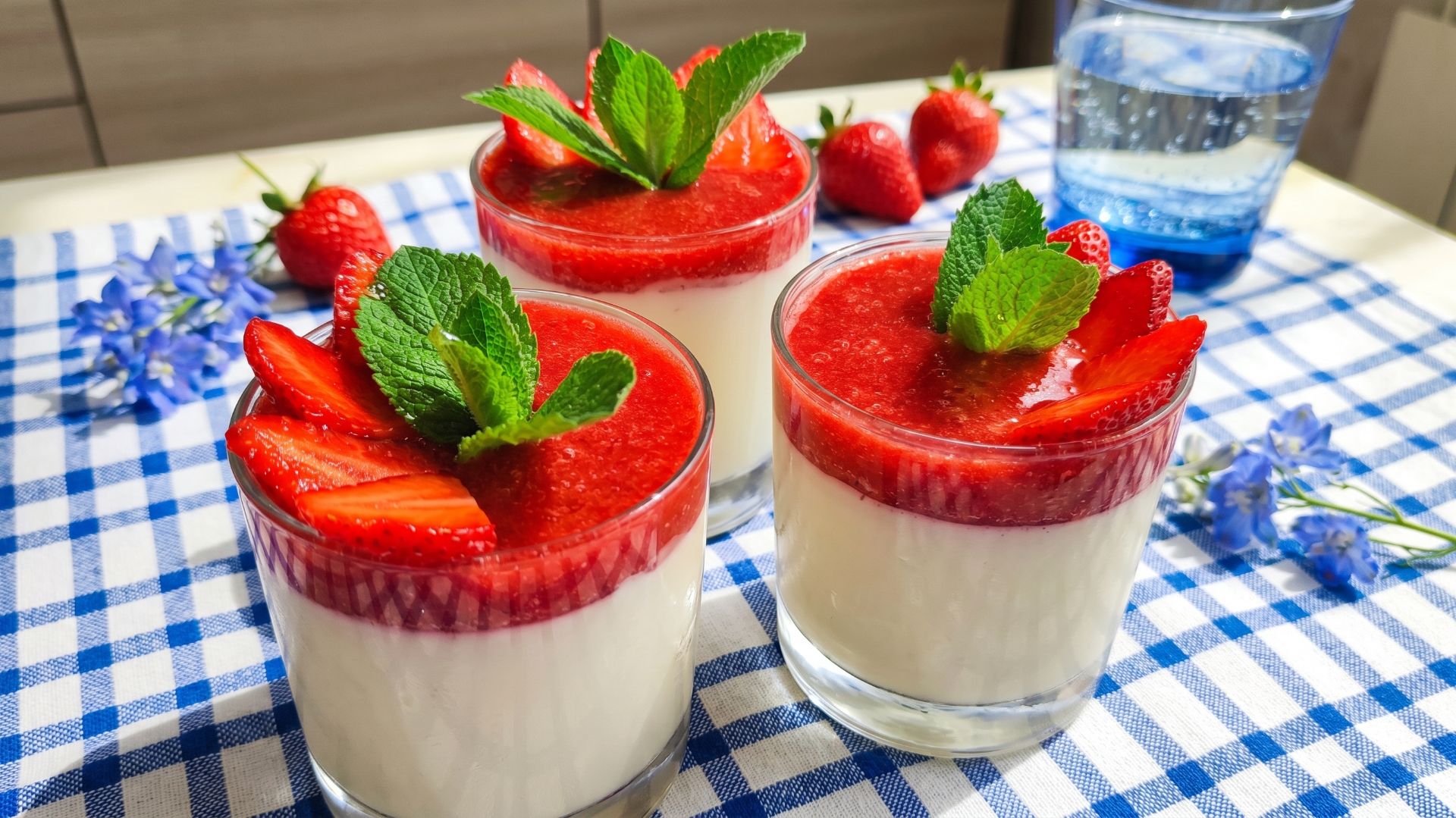 Панна котта с клубникой. Ягодный десерт без выпечки