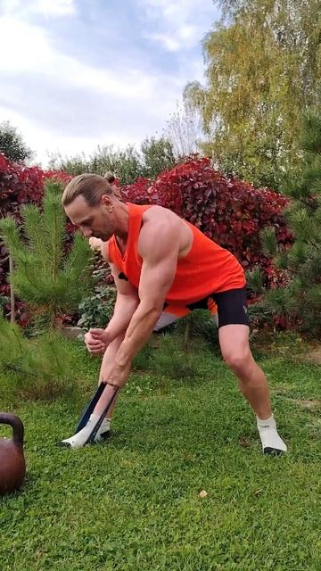 Тяга одной рукой с резинкой: альтернатива гире