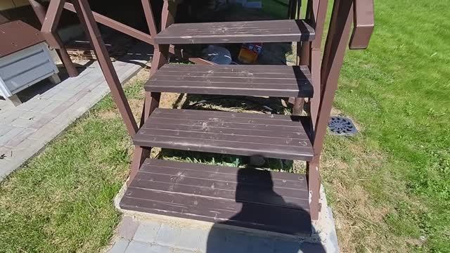 Расклеились деревянные ступени на лестнице. Ремонтируем.