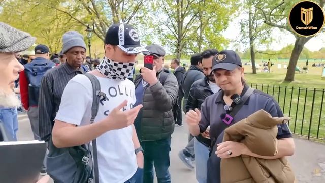 Молодой англичанин убегает от мусульманина после того, как его загнали в угол  Мансур Уголок ораторо