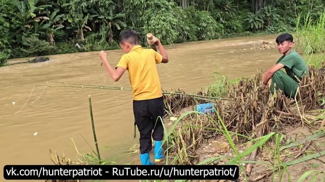 🐍 Питон, ПОЛНОЕ ВИДЕО за 30 дней: 2 мальчика ловят рыбу, перекрывая поток воды, чтобы поймать рыбу!