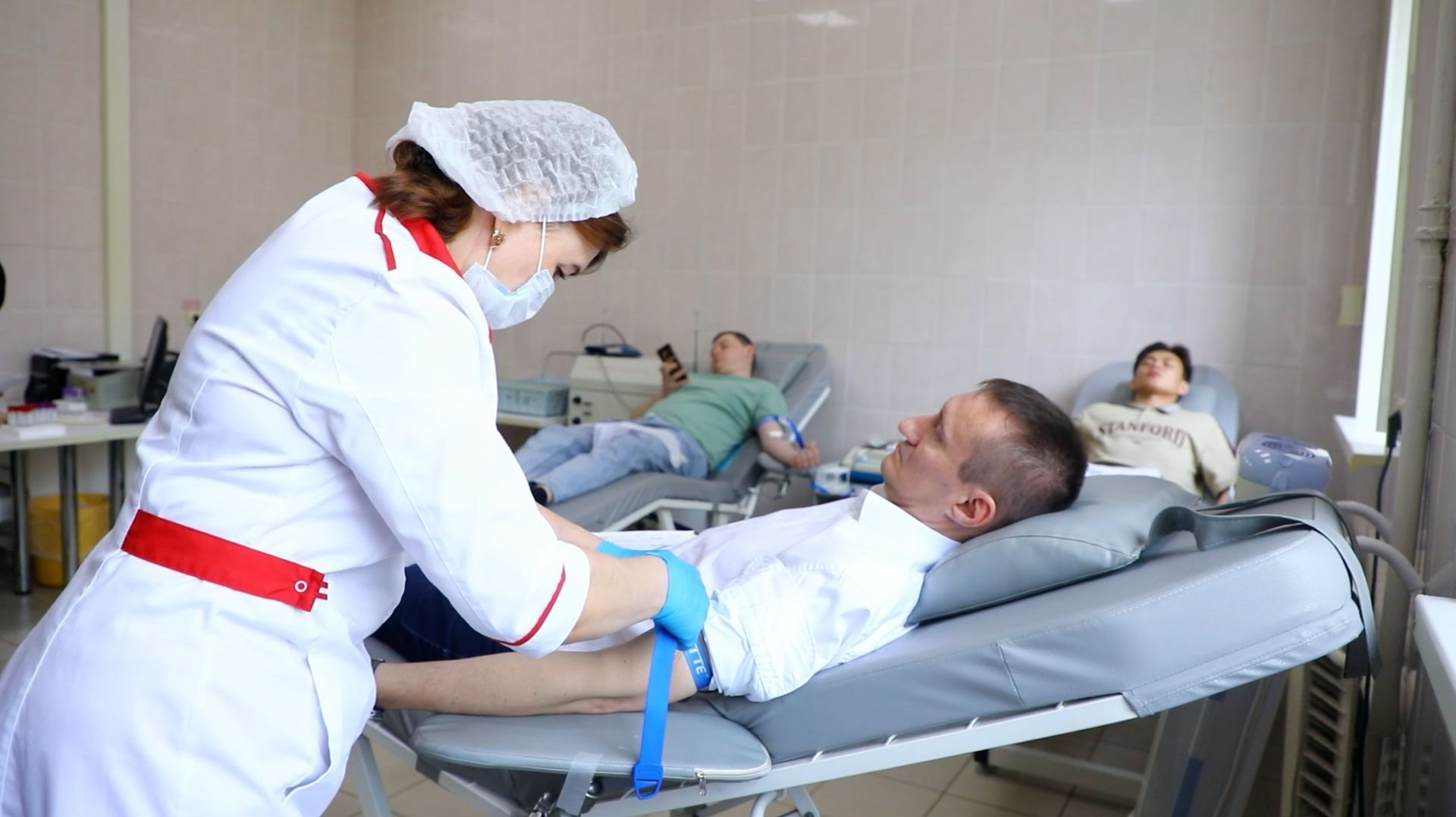 Помогая другим. Волонтёры Уральской Стали сдали кровь ко Дню донора.