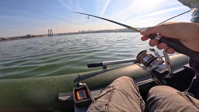 Щуки атакуют наши приманки в центре города! Зубастые хищницы прогнали судаков.