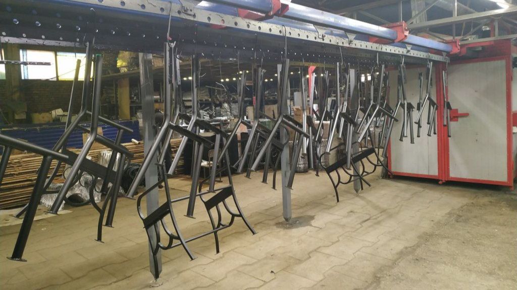 Опоры скамеек остывают после запекания - процесс производства