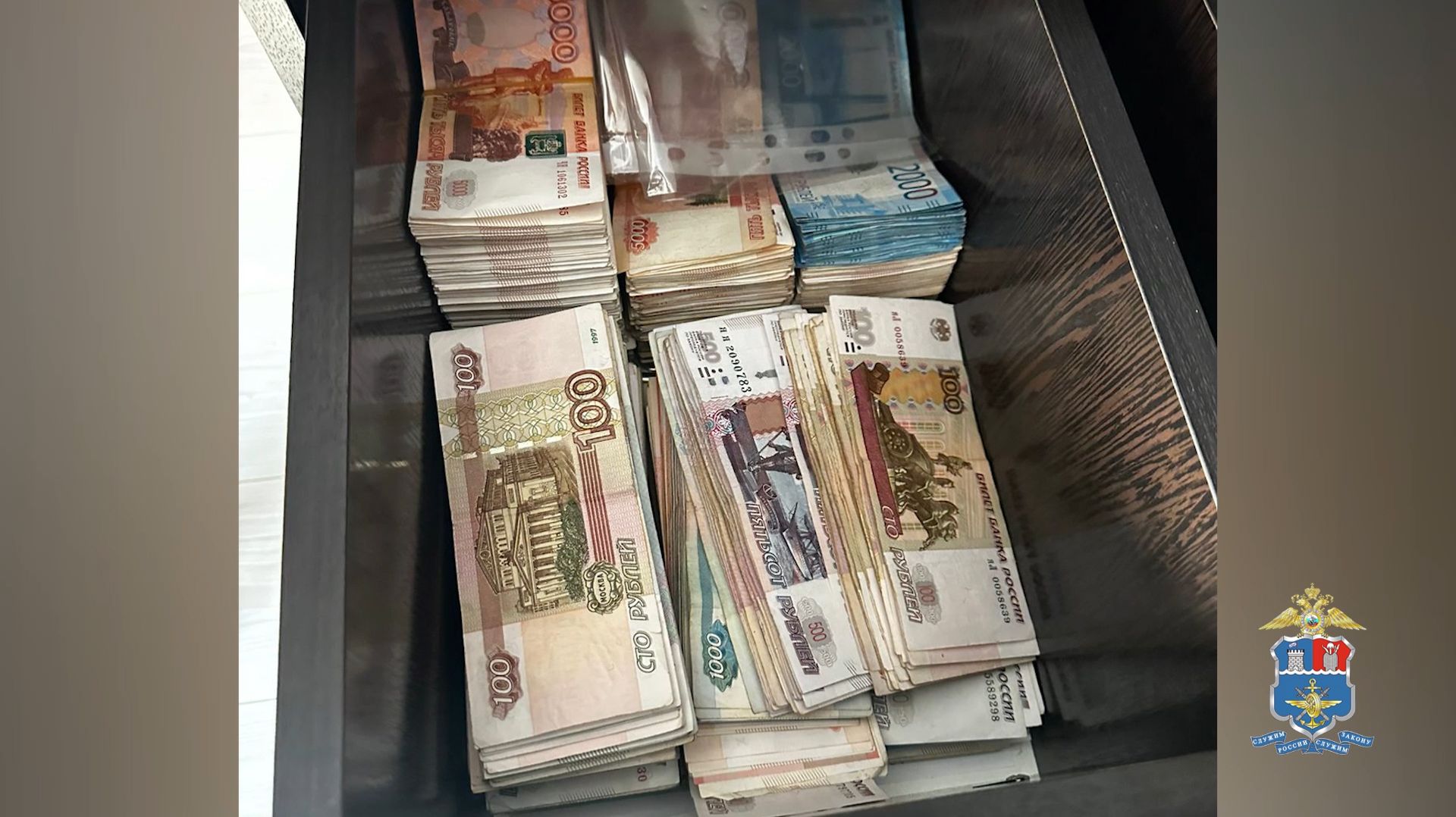 В Ростовской области транспортные полицейские пресекли незаконную банковскую деятельность