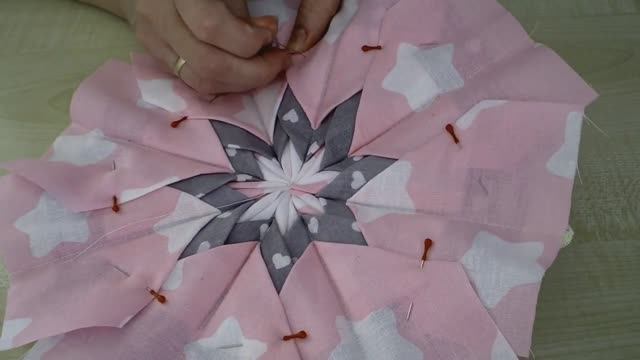 Как складывать ткань в технике Артишок. Очень просто и красиво получается!