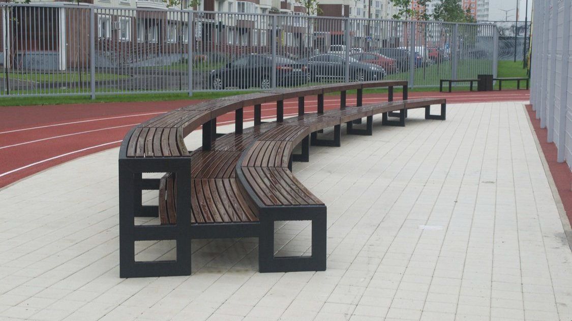 Малая трибуна в Ватутинках у спортплощадки от компании Хоббика