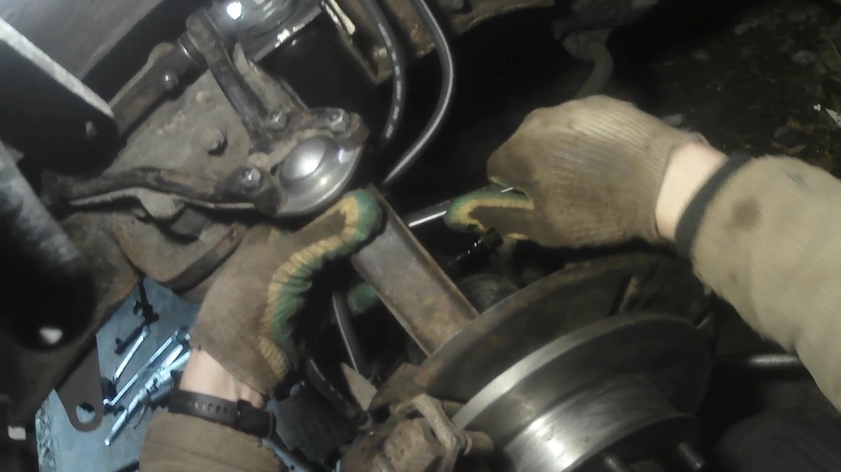 Ремонт Нивы 21213. Передние тормоза, пыльник ШРУС и амортизаторы (продолжение).