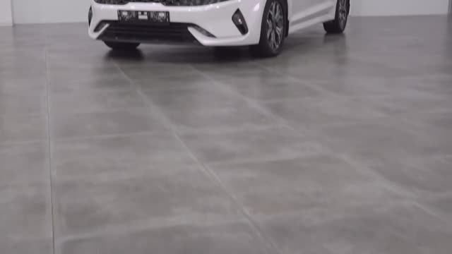 Автомобиль Kia K5 в автосалоне Аврора в Краснодаре (zip5246)