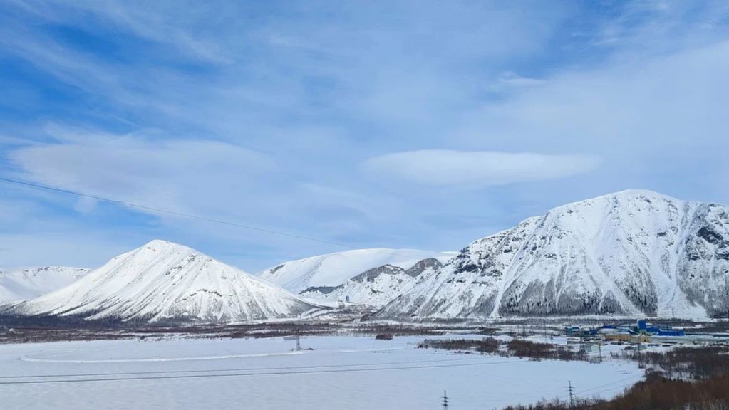 Папа снимает меня на сноуборде как я катаюсь на лыжах GPS-радар