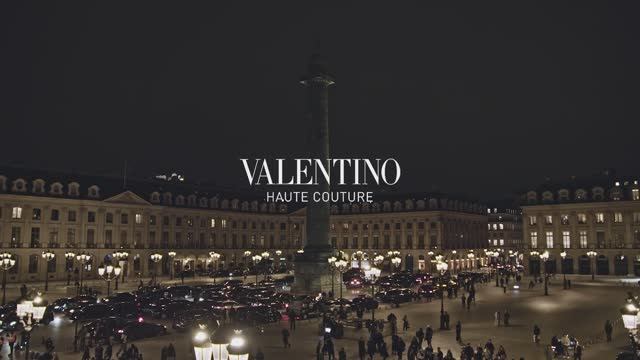Показ женской коллекции Valentino весна-лето 2024