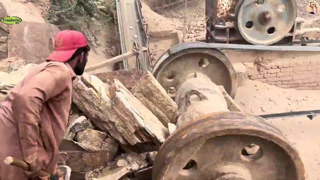 Строительство, дробление щебёнки