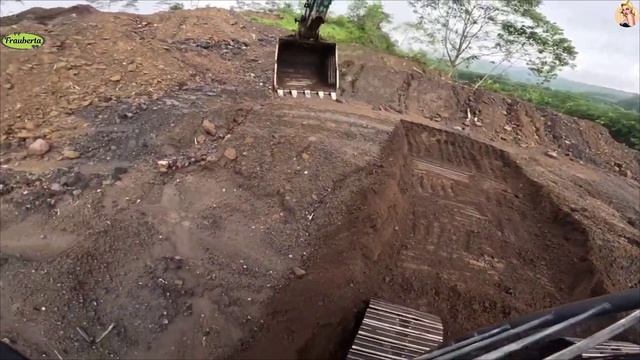 Строительство, экскаватор копает песок